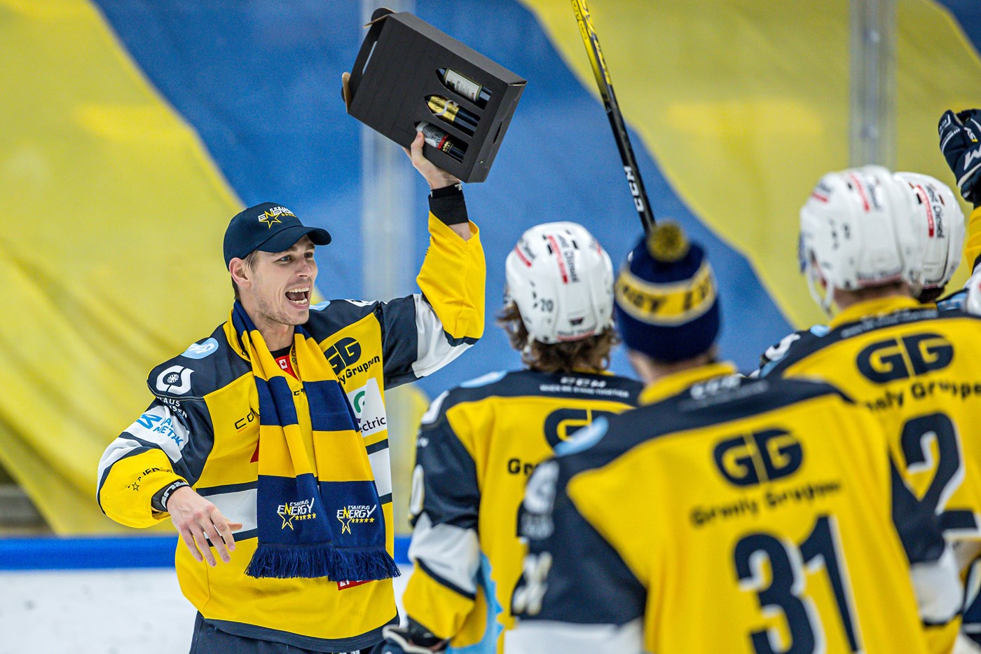 Metal Ligaen - ADAM CRACKNELL og Patrick Russell er i gang på Edmontons ...